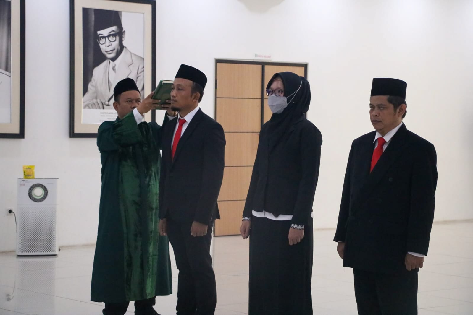 Kakanwil Kemenkumham Banten Lantik dan Ambil Sumpah Notaris Pengganti dan PPNS - banten.kemenkum ...